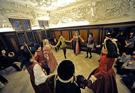 Tanz-Zeit-Sprung. Ball der Renaissance