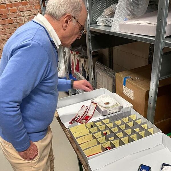 Fahnen, Uniformen und Plakate – eine Sammlung aus den USA für das ...