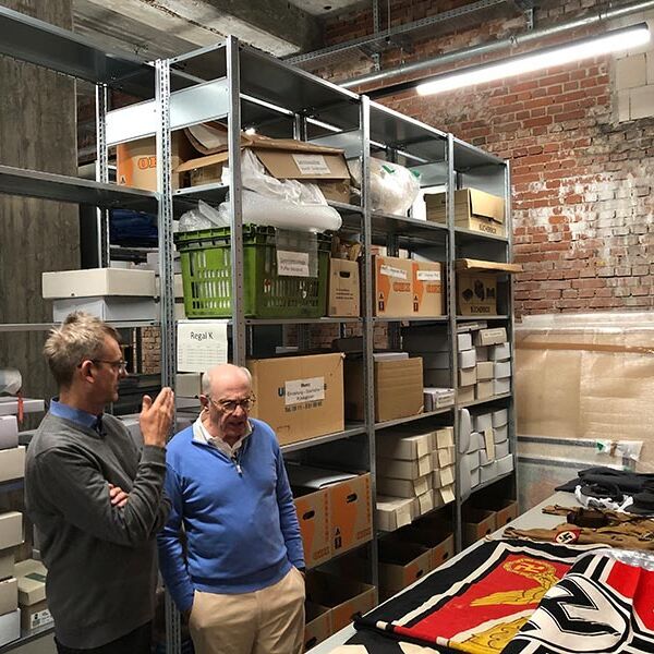 Fahnen, Uniformen und Plakate – eine Sammlung aus den USA für das ...