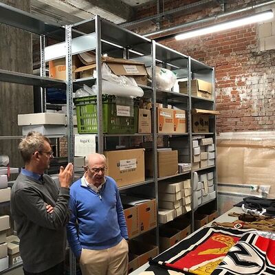 Fahnen, Uniformen und Plakate – eine Sammlung aus den USA für das ...